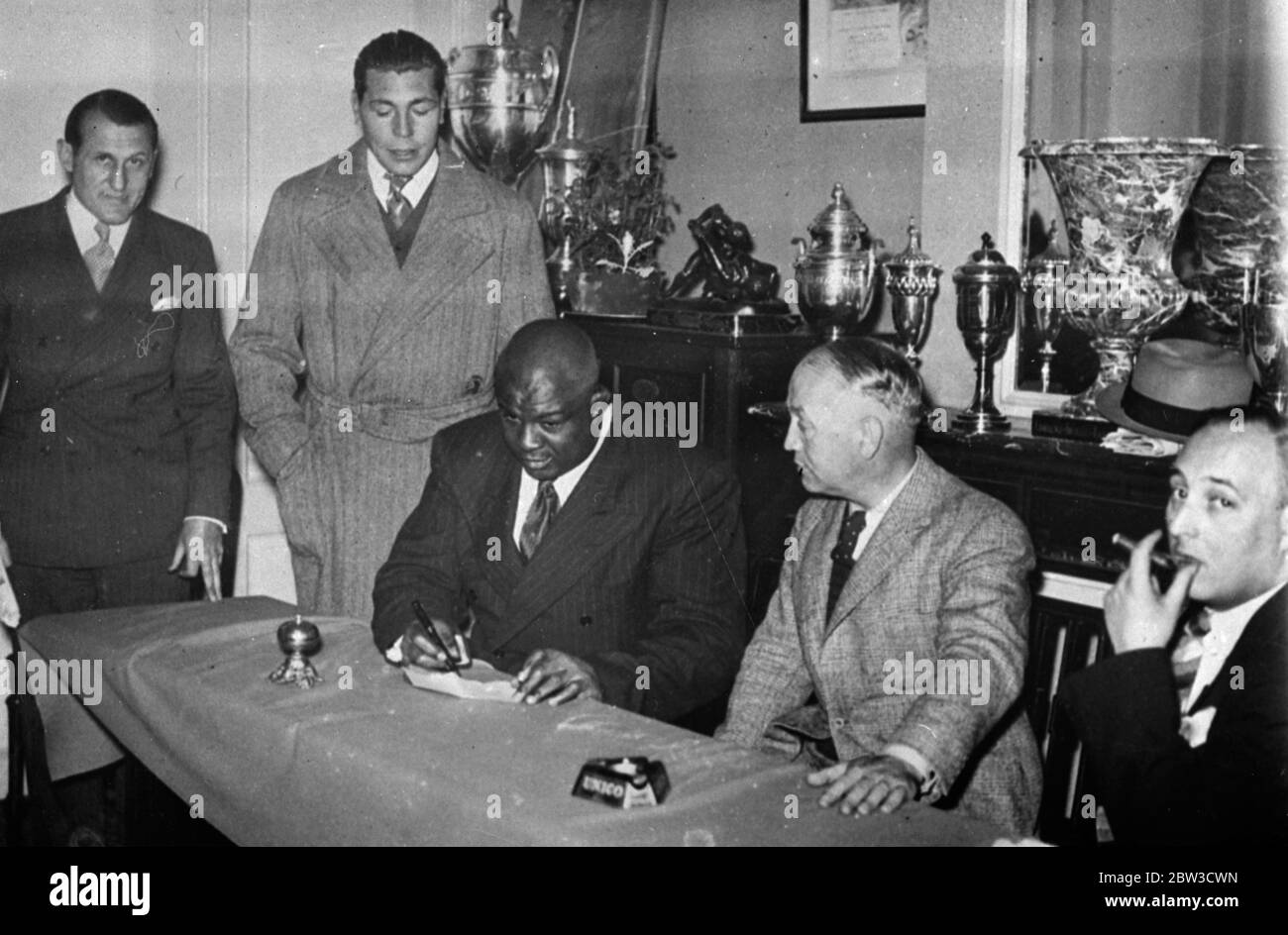 original caption: American to fight Belgian for modern heavyweight ...