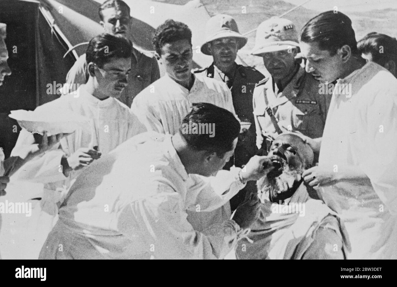 New pictures from Italian Northern Front . Italian doctors tend ...