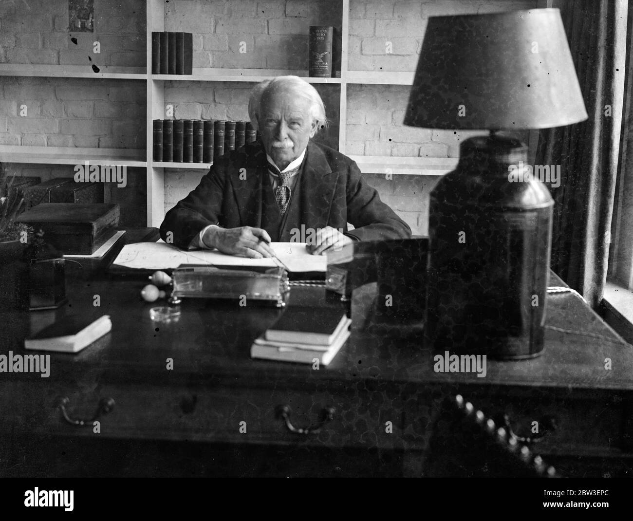 David Lloyd George at his desk . 17 January 1935 Stock Photo - Alamy