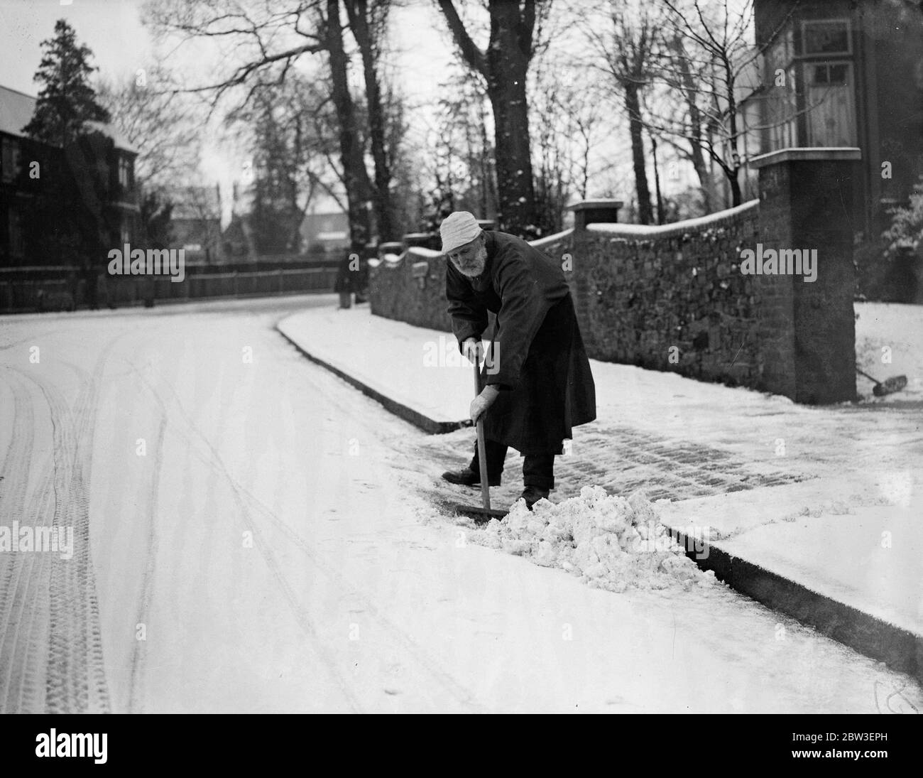 London 's first snow . Snow in Nether Street , Church End , Finchley ...
