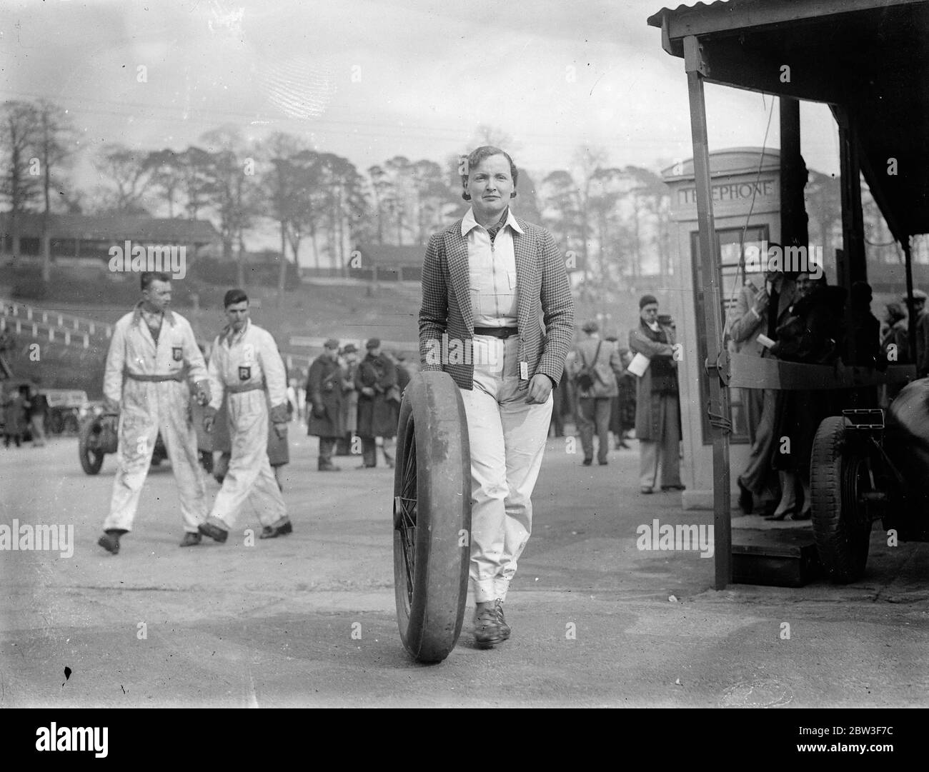 Women at race meeting at Black and White Stock Photos & Images - Alamy