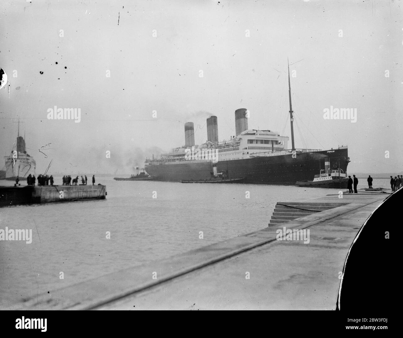 The ' SS Majestic ' goes into dry dock at Southampton . 25 January 1935 ...
