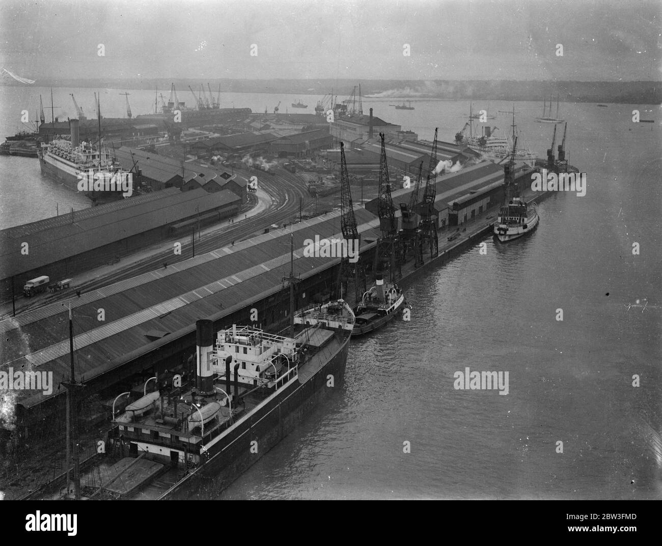 Preparing ' Queen Mary ' s ' berth at Southampton . The Queen Mary ' s ...