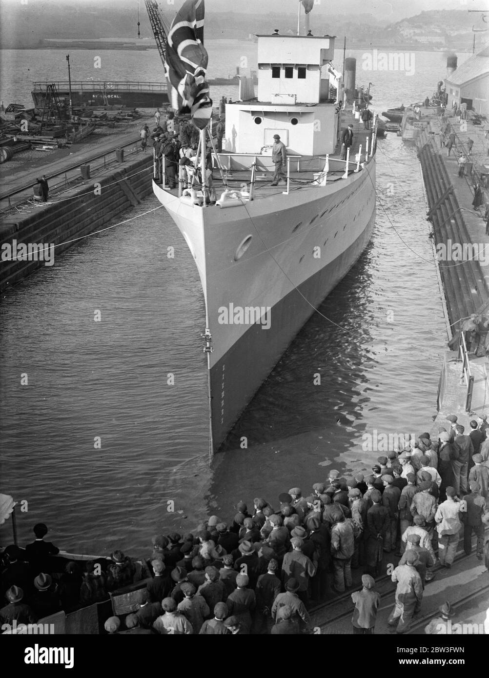 HMS Deptford ( U-53 ) a Grimsby-class sloop is launched at Chatham ...