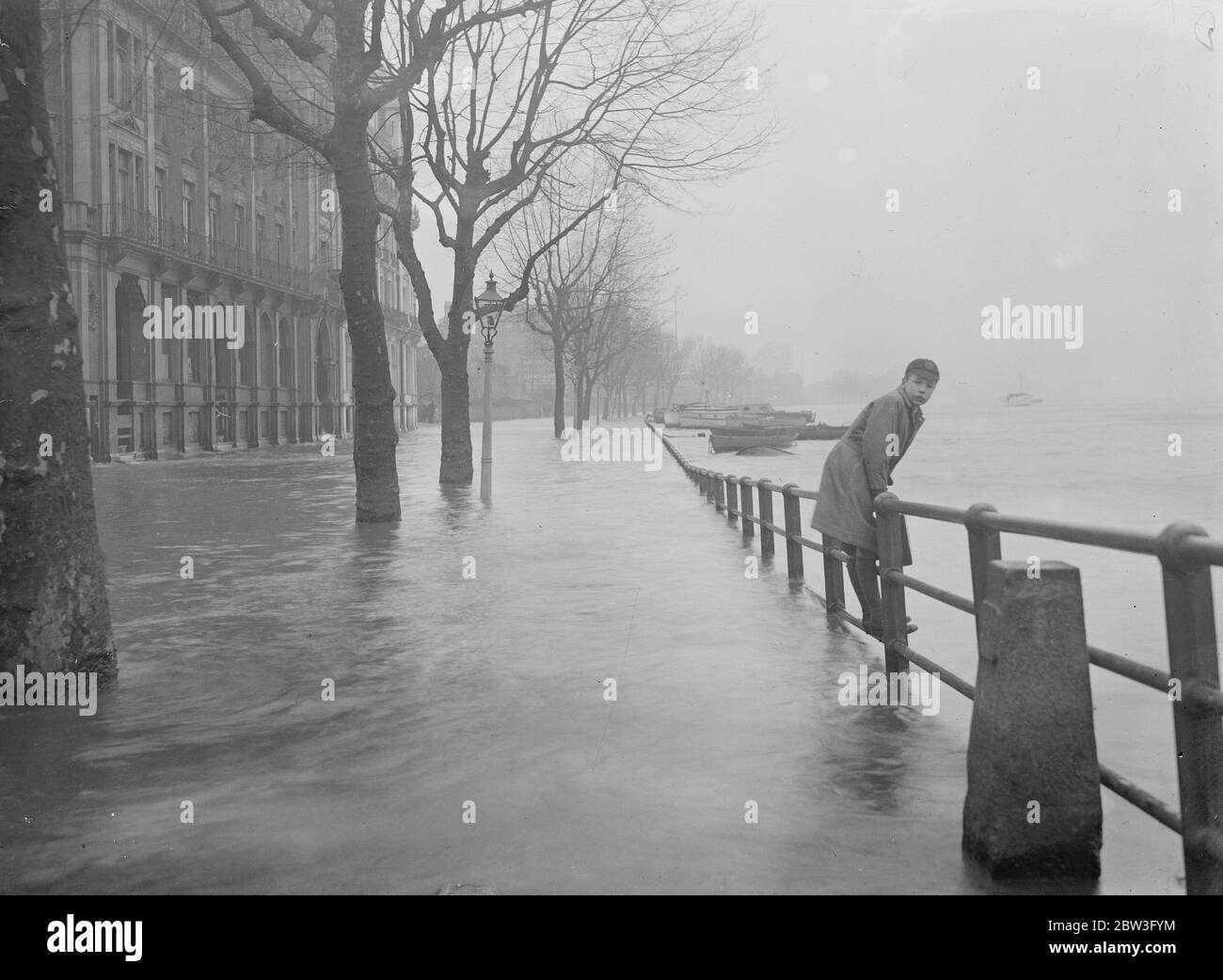 Putney roads flooded by abnormal Thames floods . Boats were washed up ...