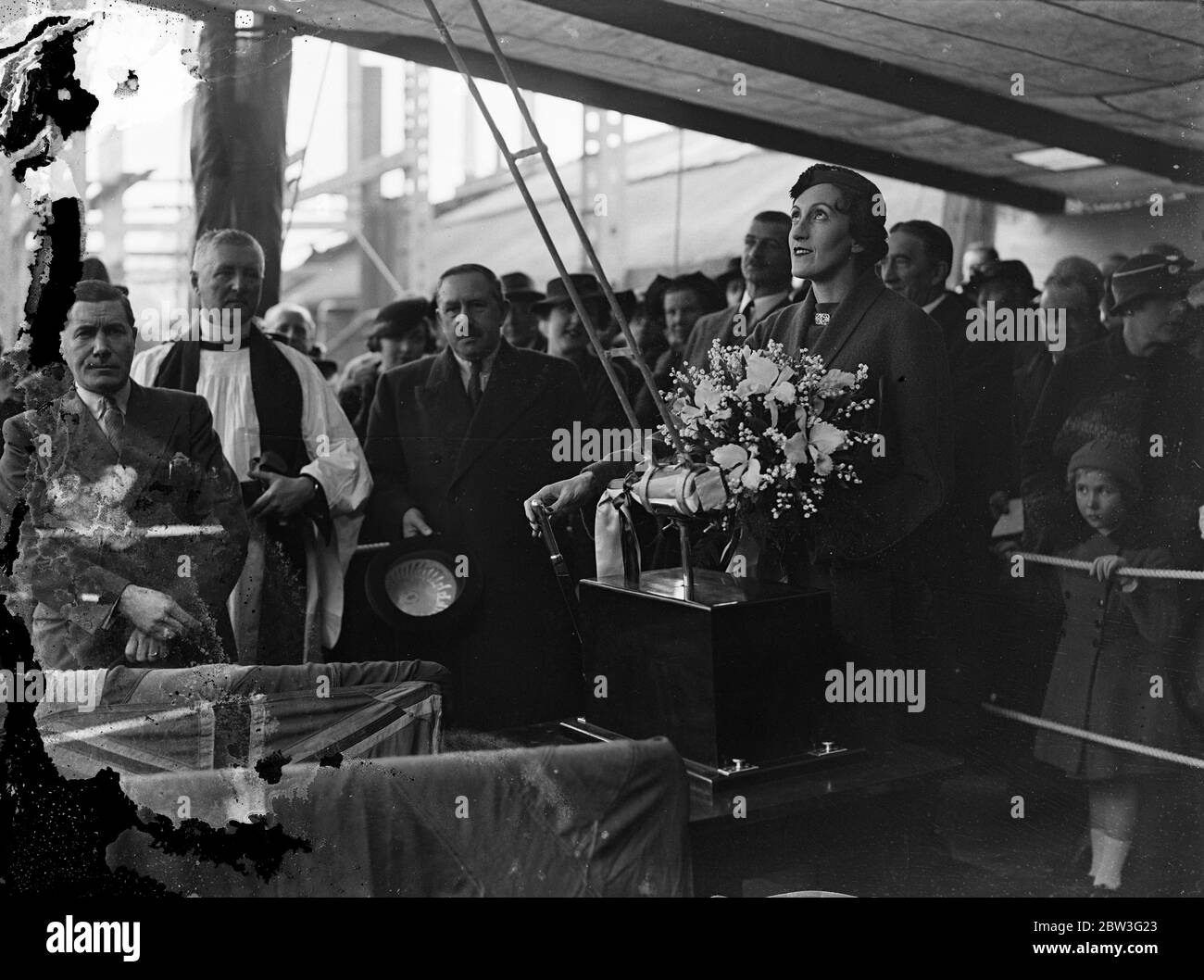 HMS Salamander ( J86 ) , a minesweeper sloop of the Halcyon class as ...