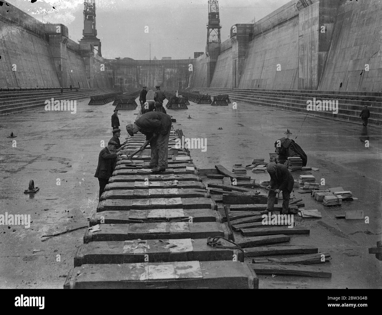 Preparing King George V Drydock for the ' Queen Mary ' . The keel ...