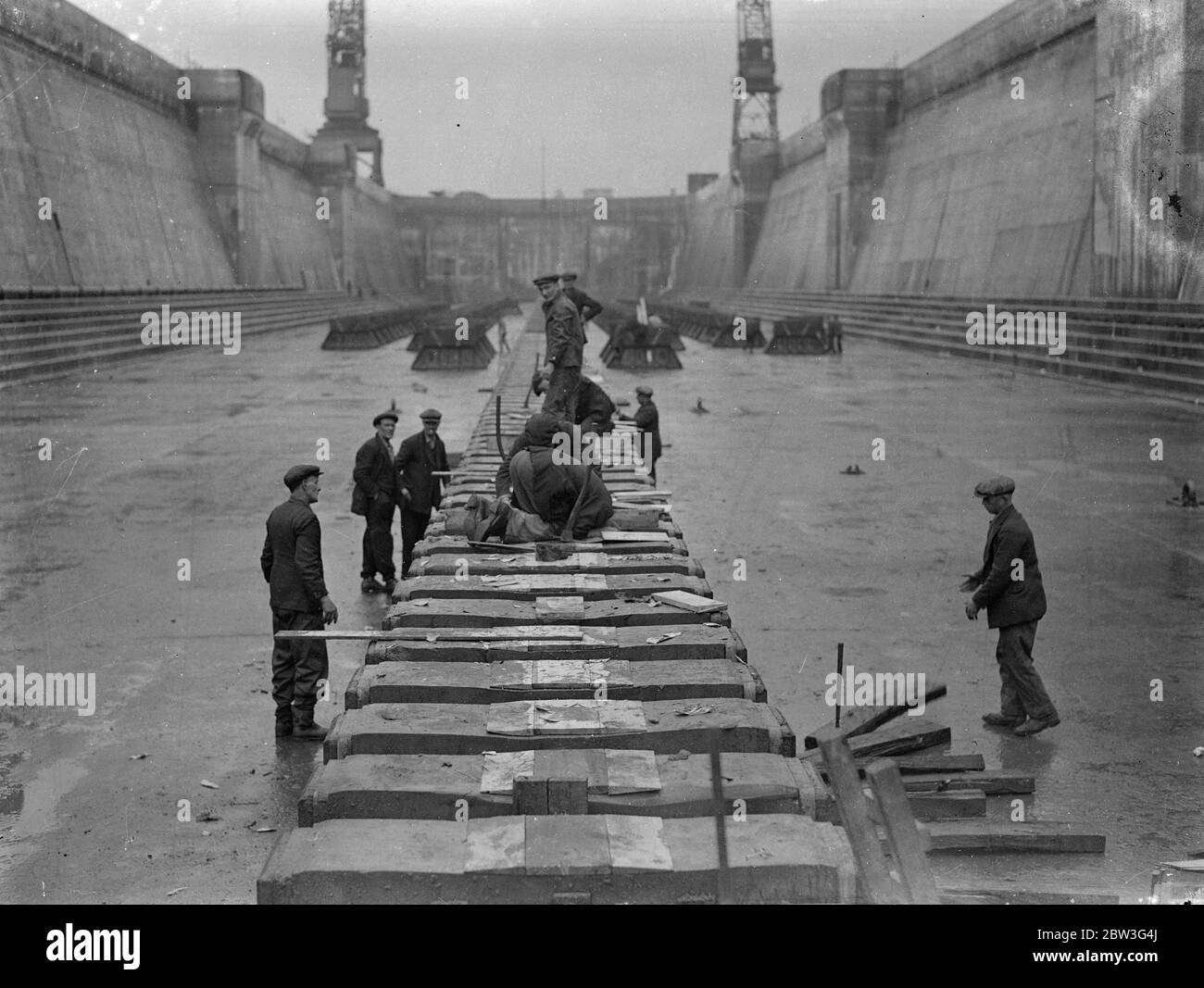 Preparing King George V Drydock for the ' Queen Mary ' . The keel ...