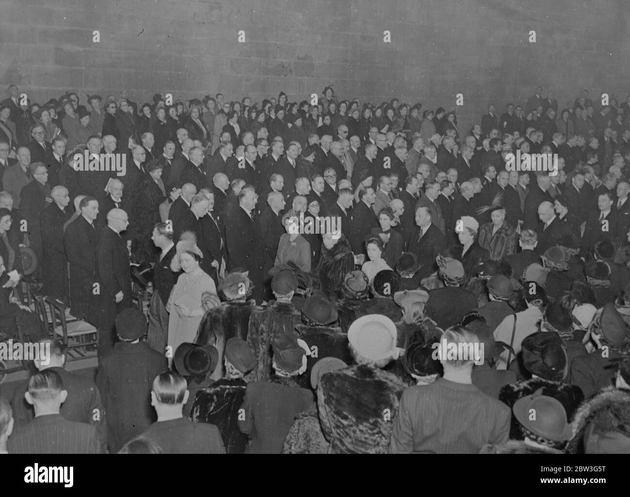 The King opens the new House of Commons . Their Majesties the King and ...