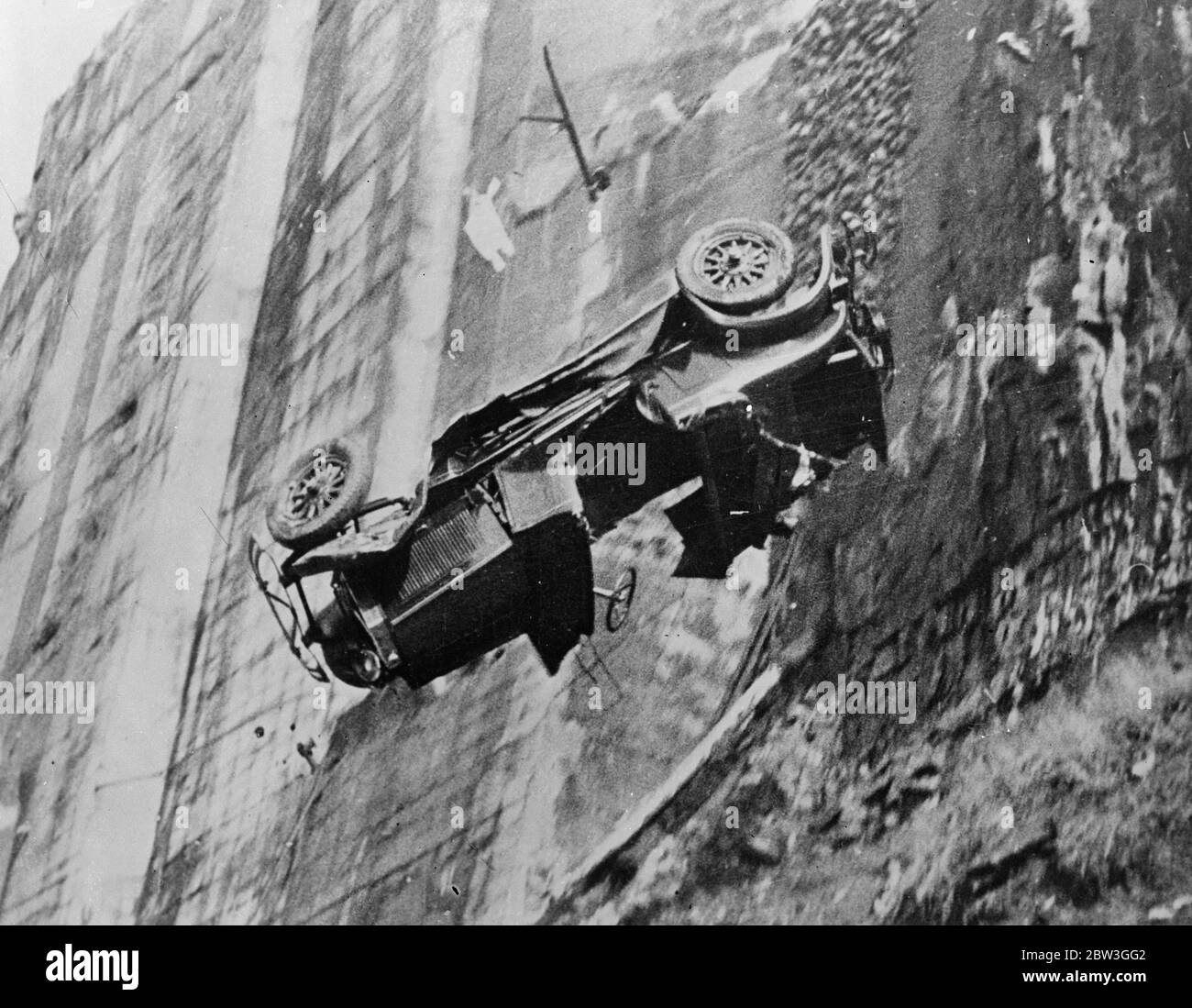 Car hurled to destruction in Niagara Falla gorge as warning to ...