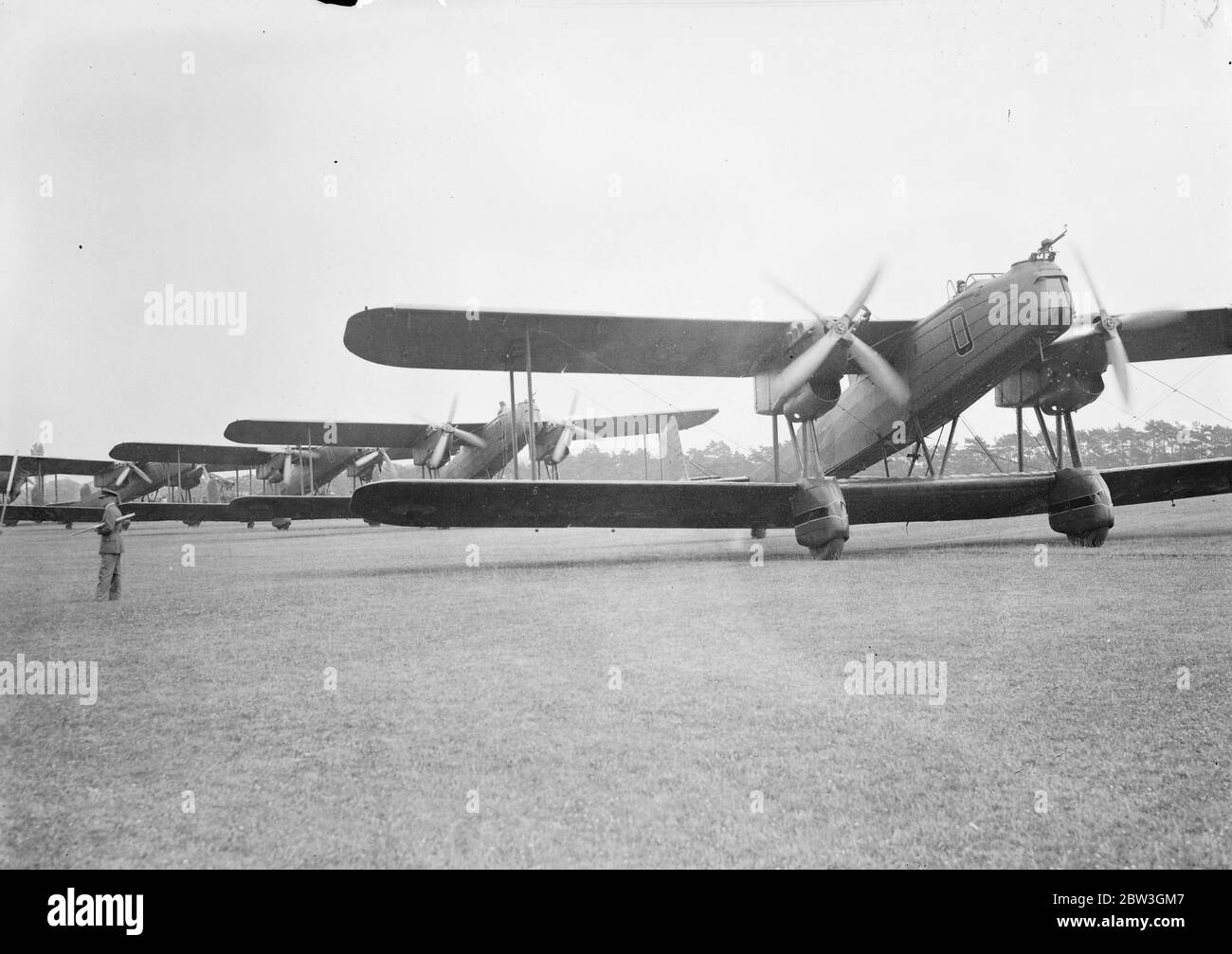 Handley Page Heyford bombers of 99B Squadron , based at RAF Mildenhall ...