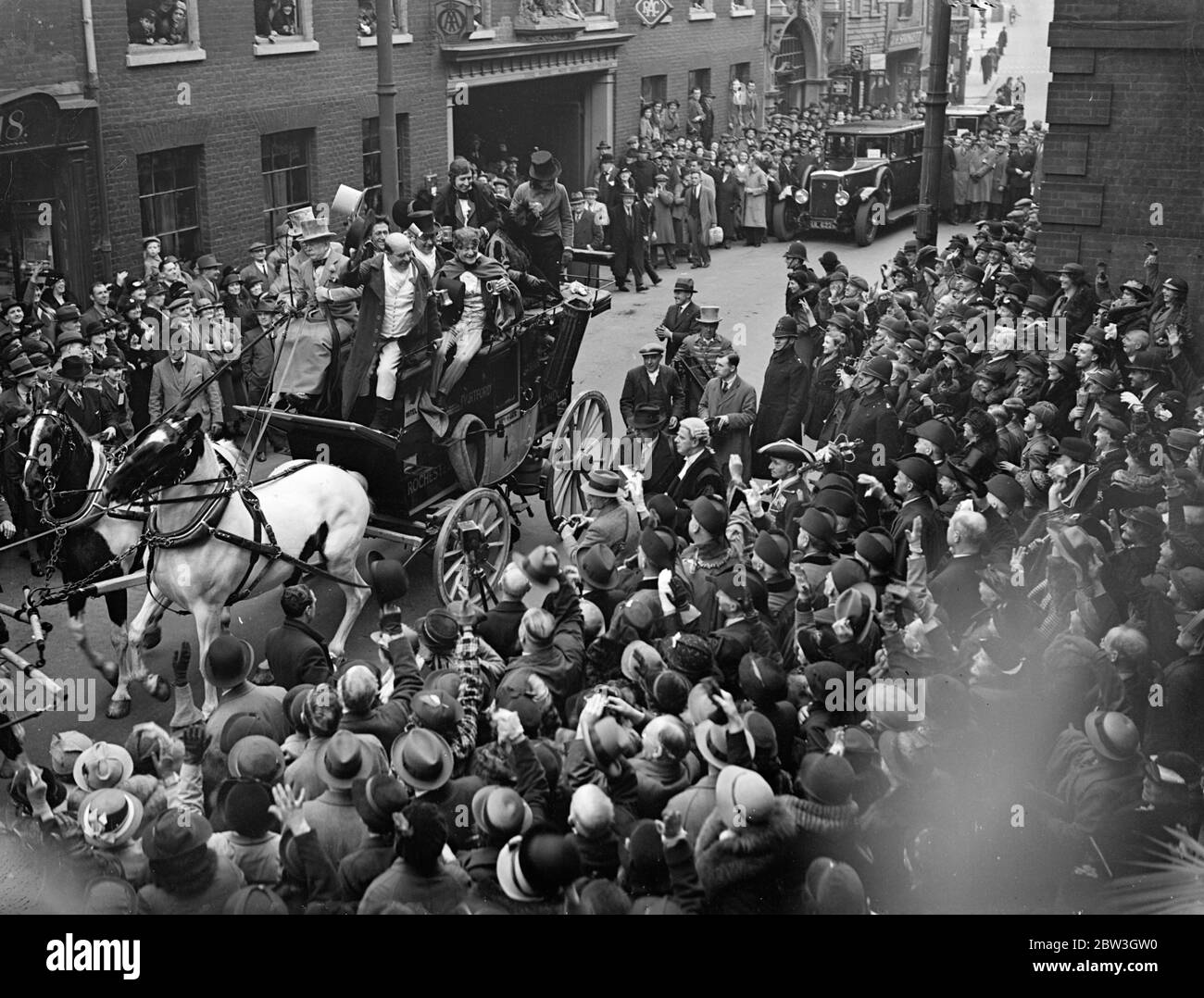 Original pickwick coach arrives at Rochester Centenary drive from ...