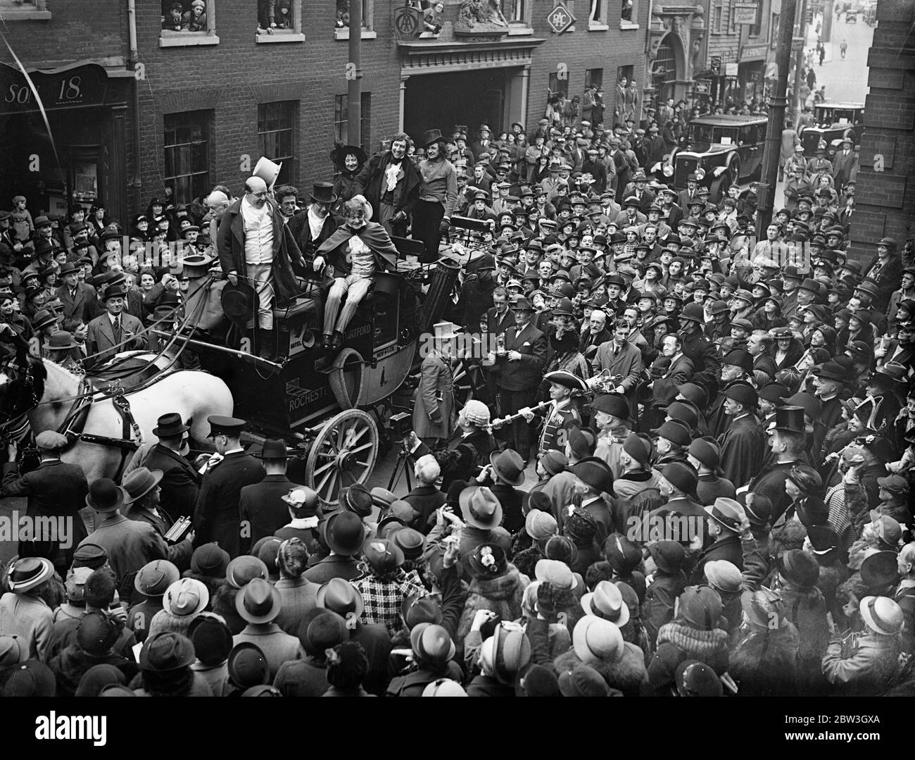 Original pickwick coach arrives at Rochester Centenary drive from ...