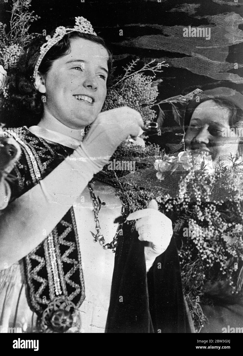 British railway queen receives ' Link of British railway Queen receives ...