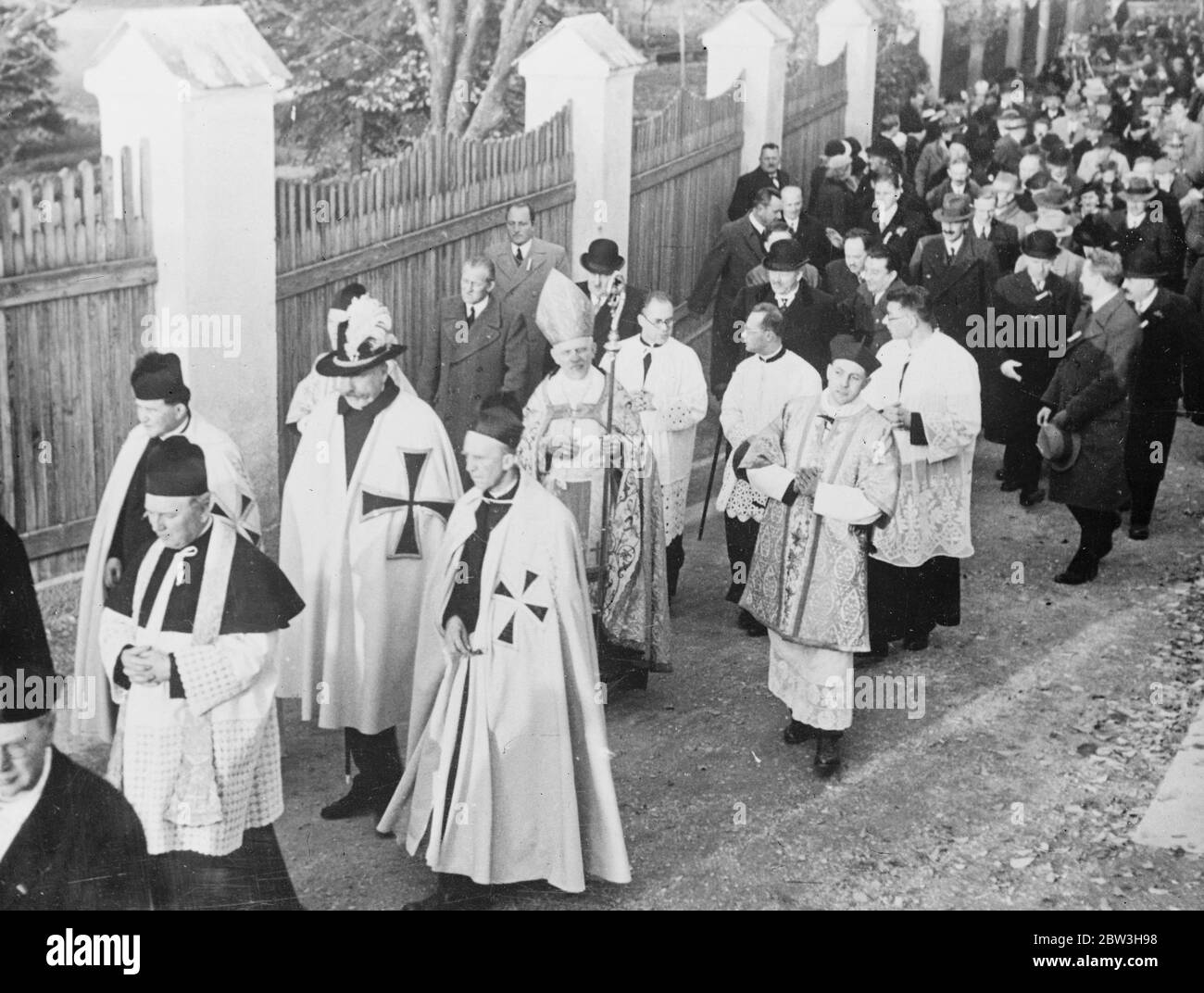 Plumed hat hi-res stock photography and images - Alamy