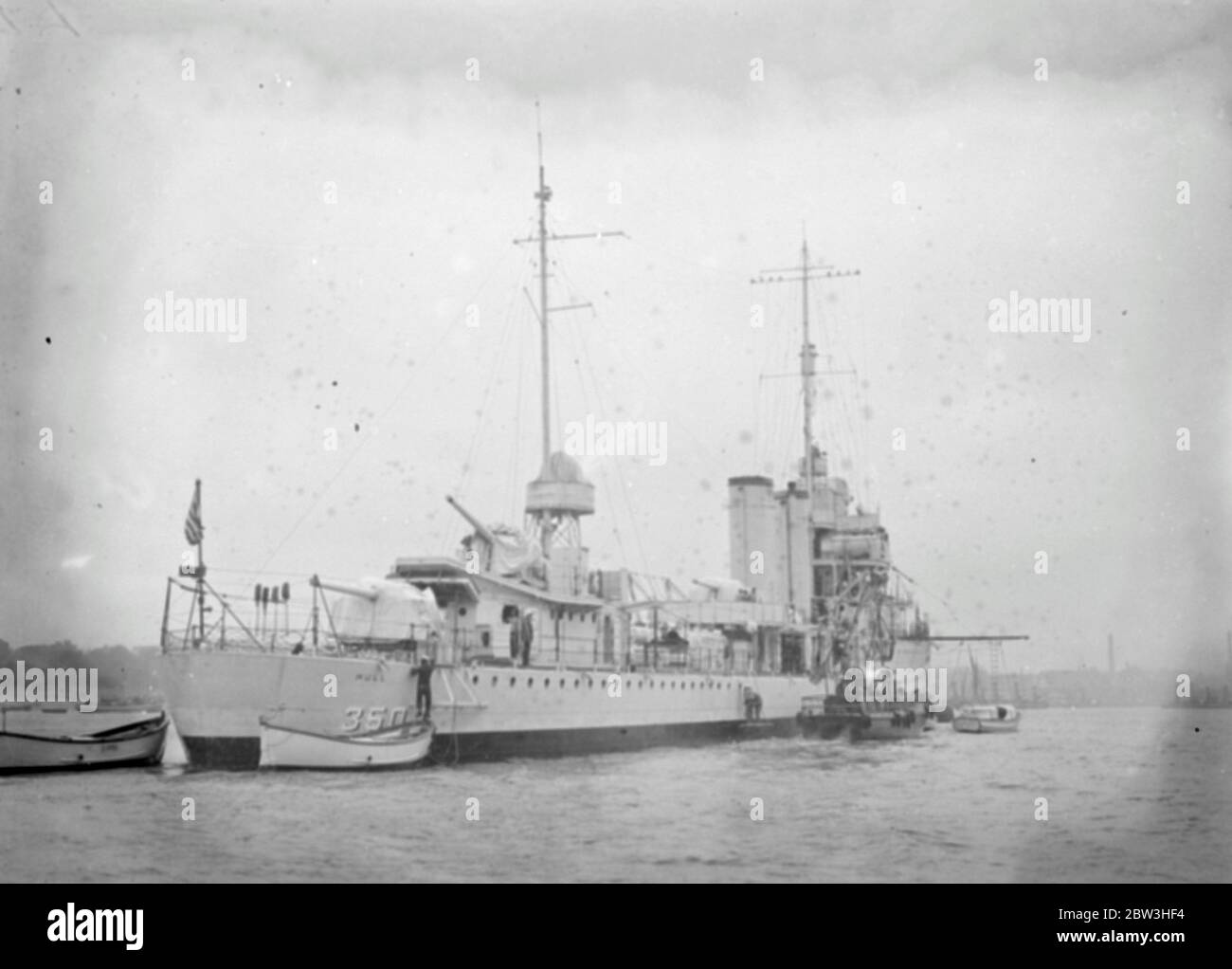New American destroyer on the Thames . The new USS Hull ( DD-350 ...