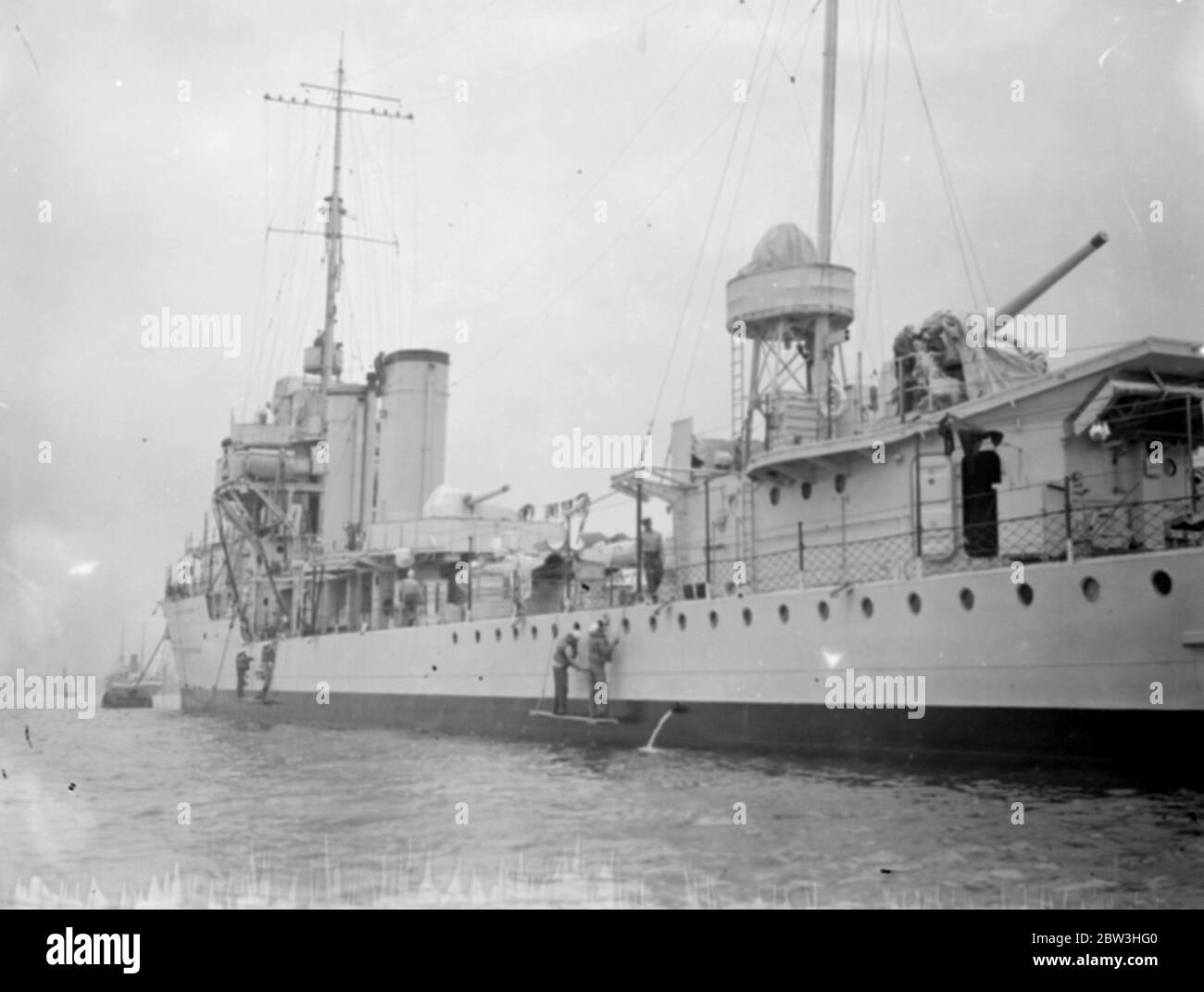 New American destroyer on the Thames . The new USS Hull ( DD-350 ...