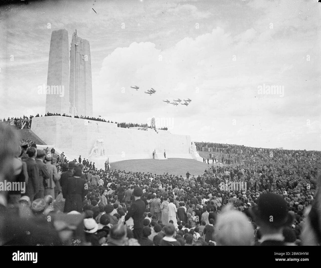 The King Unveils Canada ' s Memorial To War Dead At Vimy Bridge . Ex ...