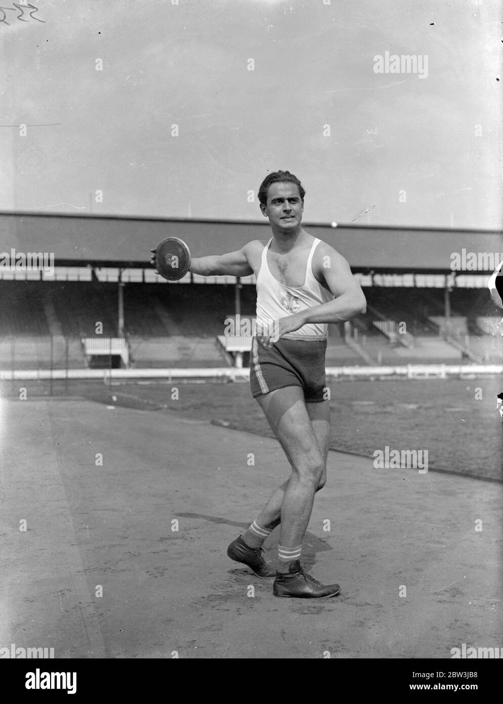 Throwing the discus Black and White Stock Photos & Images - Alamy