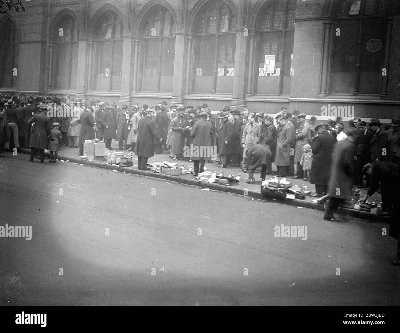 Holborn 's Christmas kerb market crowded . The Holborn kerb market ...