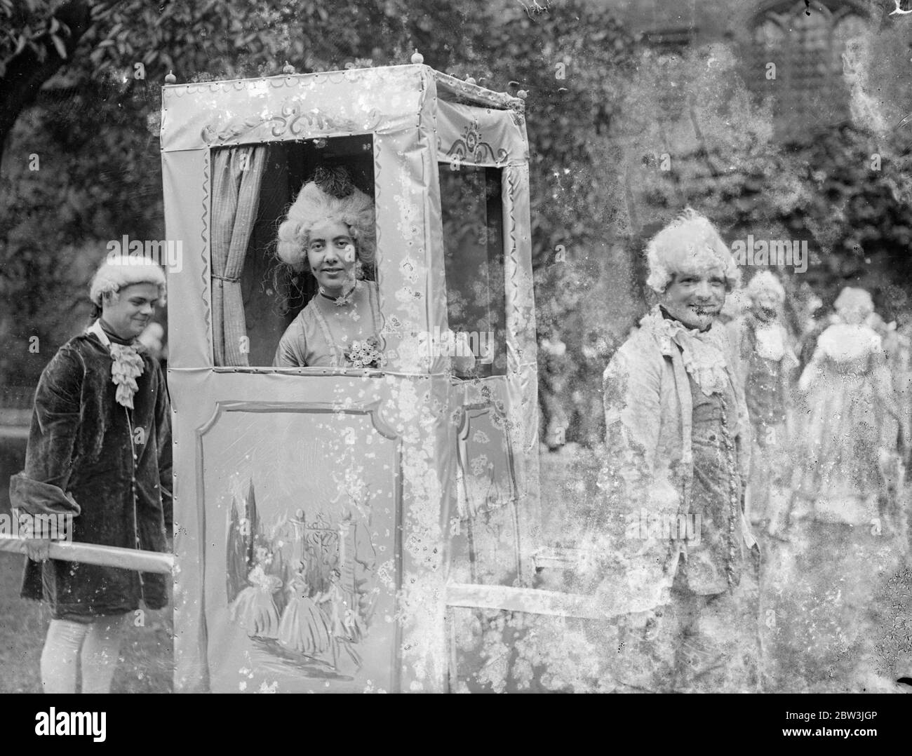 Queen elizabeth dancing hi-res stock photography and images - Alamy