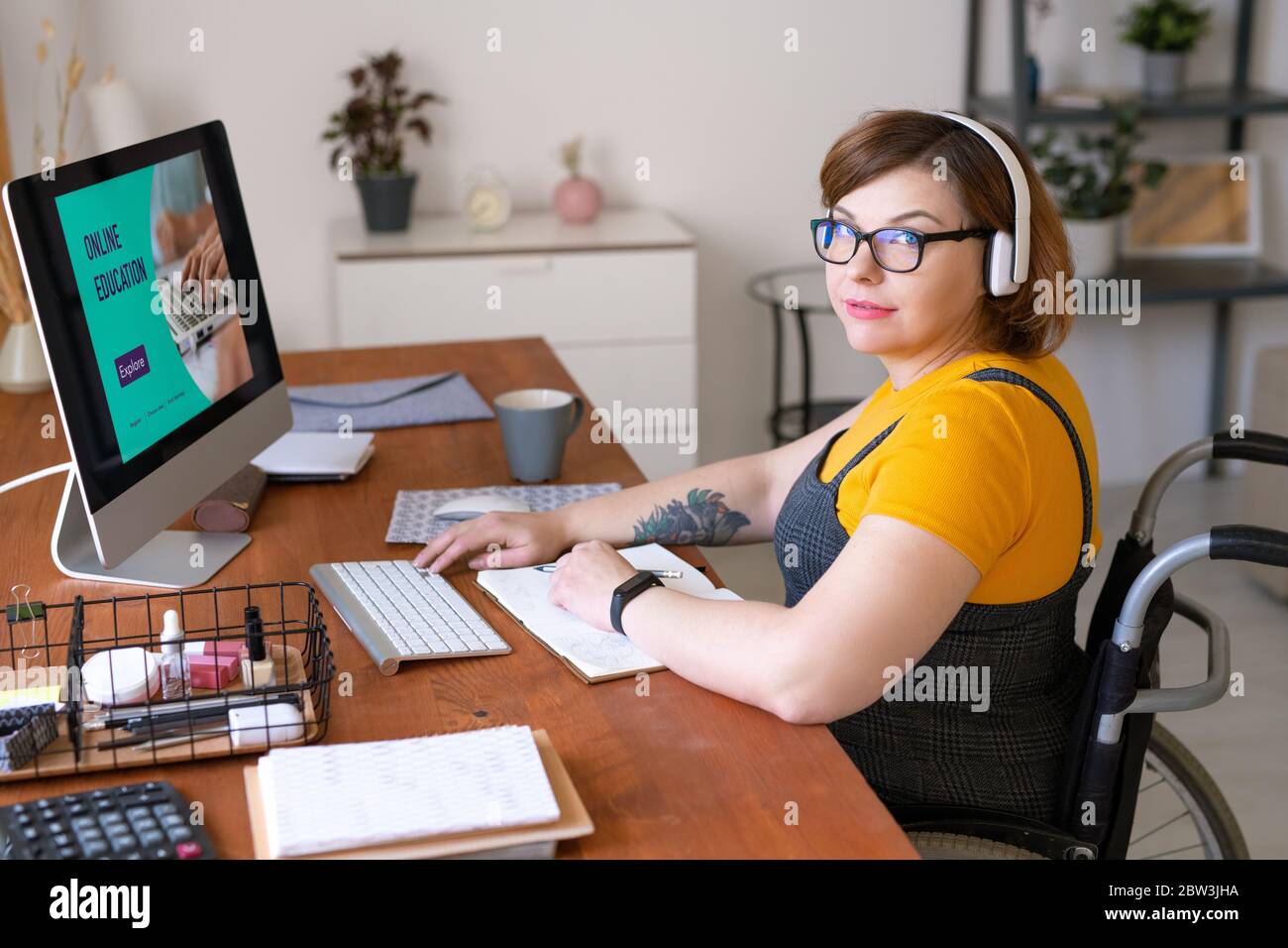 Portly woman hi-res stock photography and images - Alamy