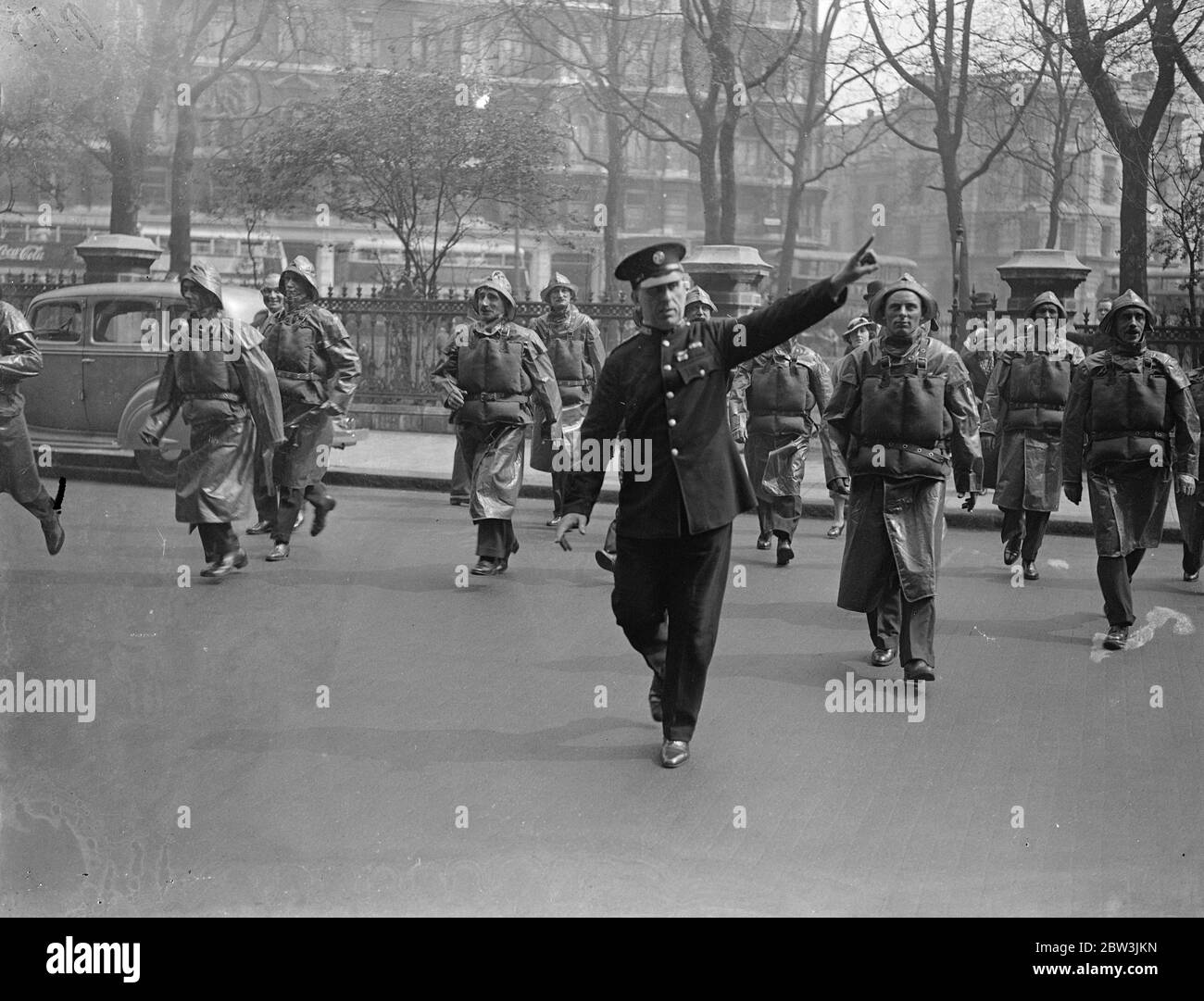 Heroic lifeboatmen in London to receive medals . Fifteen heroes of the ...