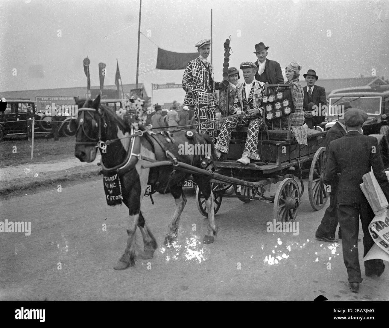 Arrive arriving Black and White Stock Photos & Images - Alamy