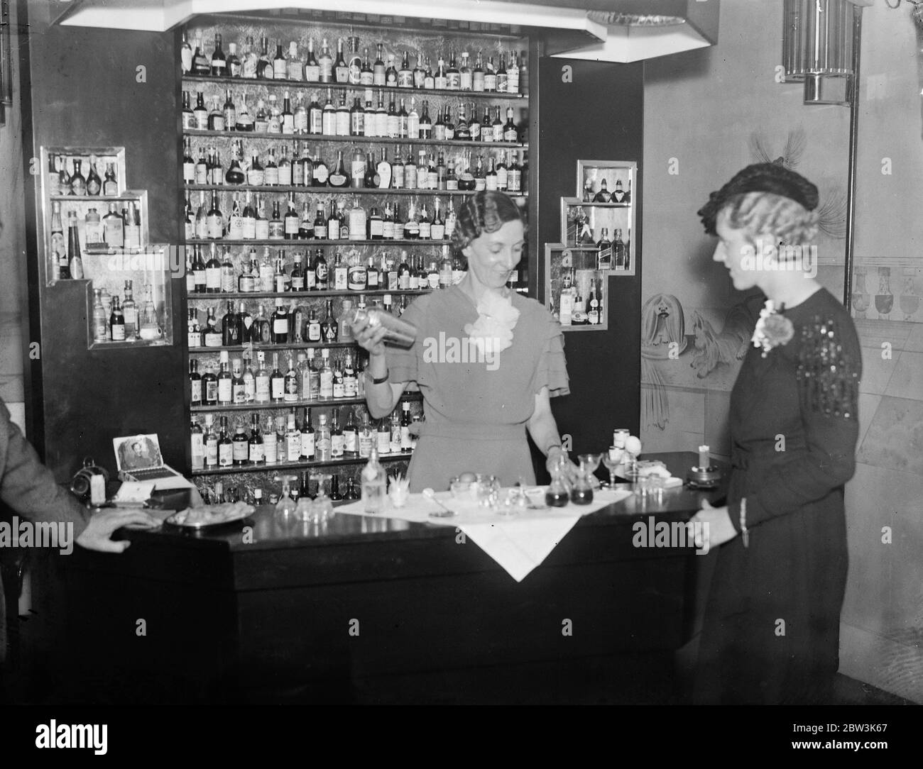 London bar 1930s Black and White Stock Photos & Images - Alamy