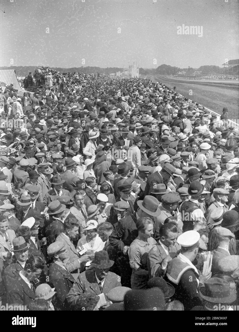 Fashion parade ascot photo shows hi-res stock photography and images ...