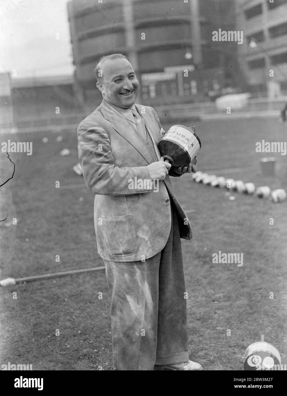 A bomb that puts out fires demonstrated at Clapton Stadium . Dr D ...