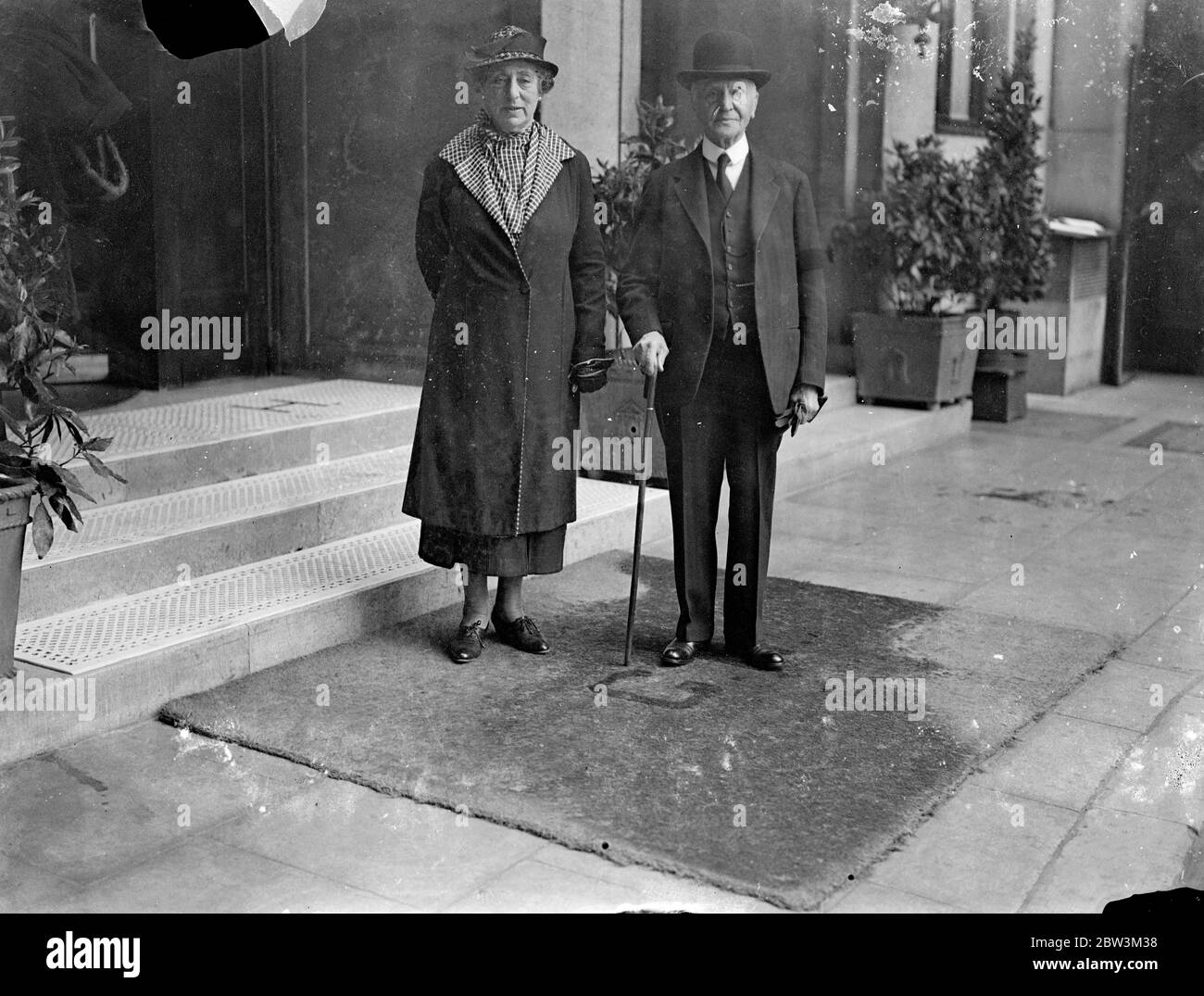 Sir Isaac Isaacs leaves London hotel . Sir Issac Isaacs , the ex ...
