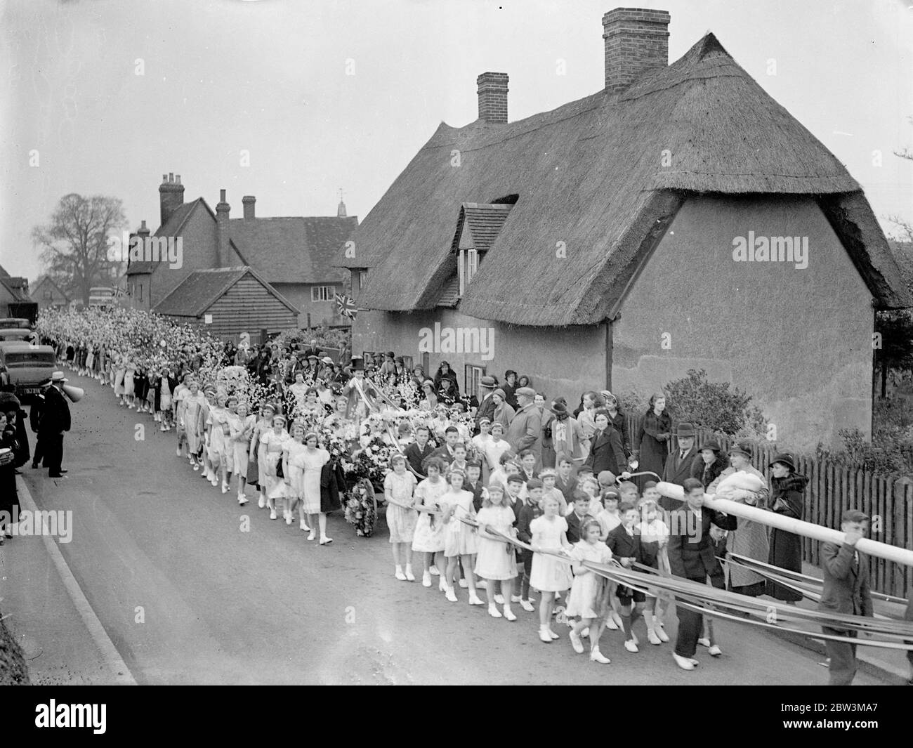 May Queen crowned in Bedfordshire Village , procession through streets ...