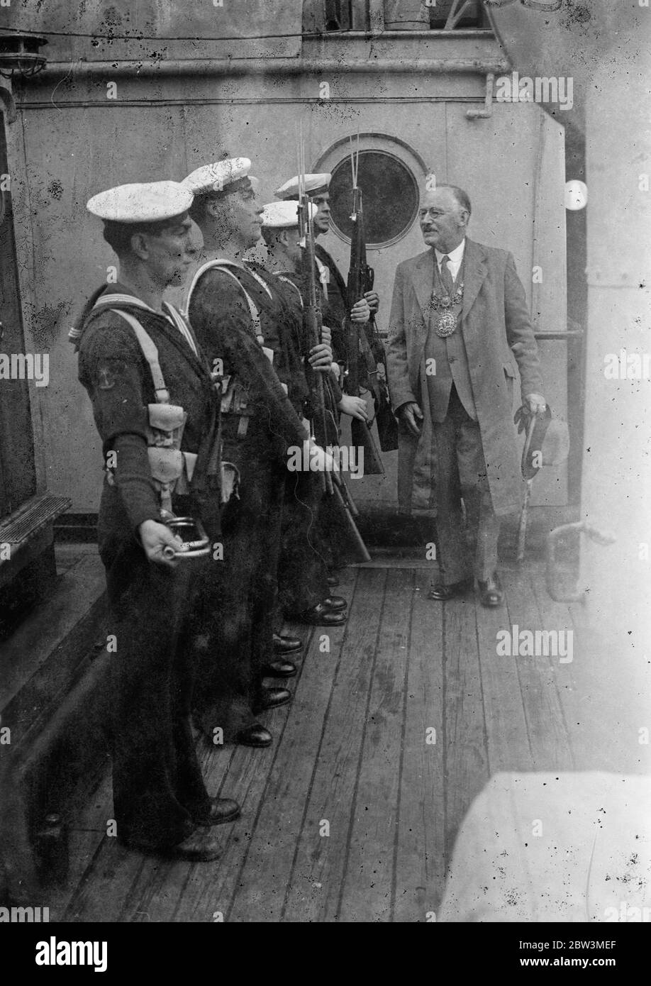 Mayor of Southend visits Portuguese naval transport in Thames . The ...