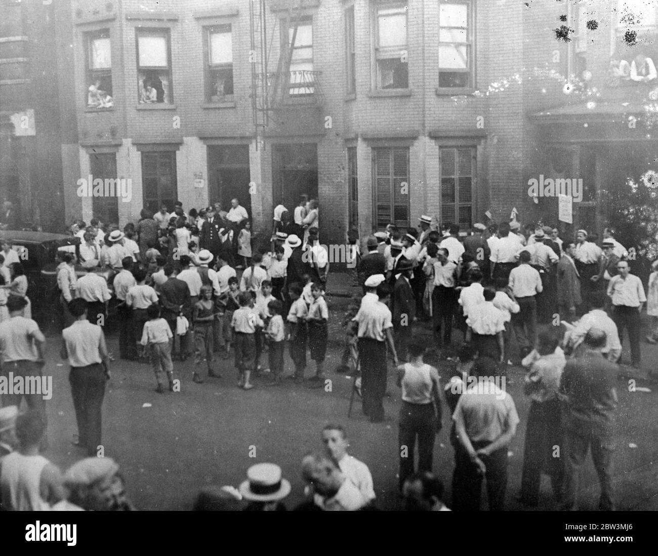 Gangster with machine gun hi-res stock photography and images - Alamy