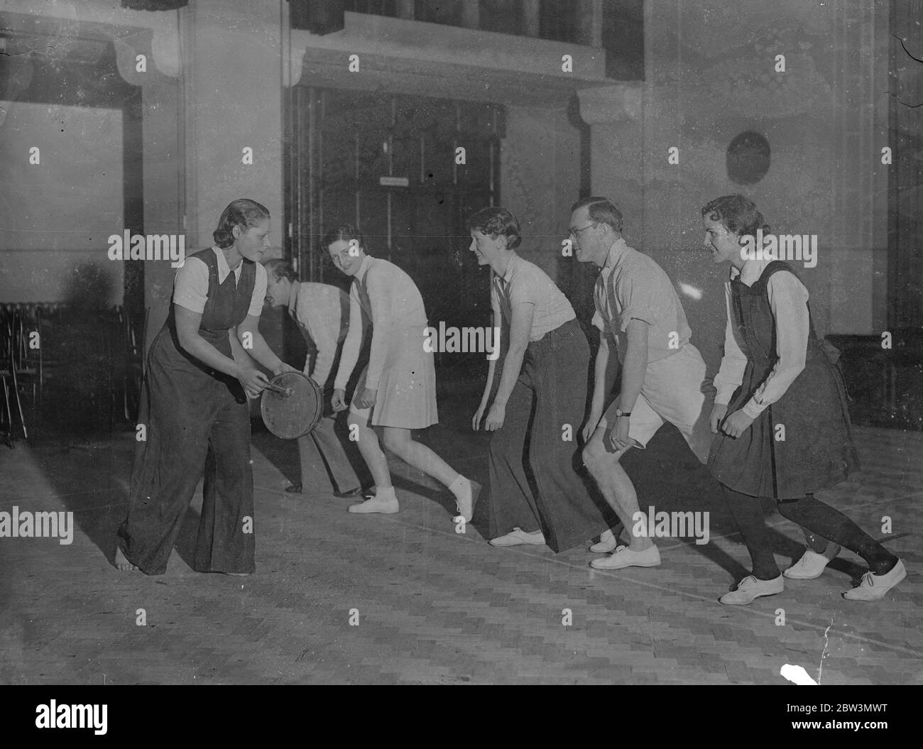 Ski lessons for Winter tourists in London . Ski students performing ...