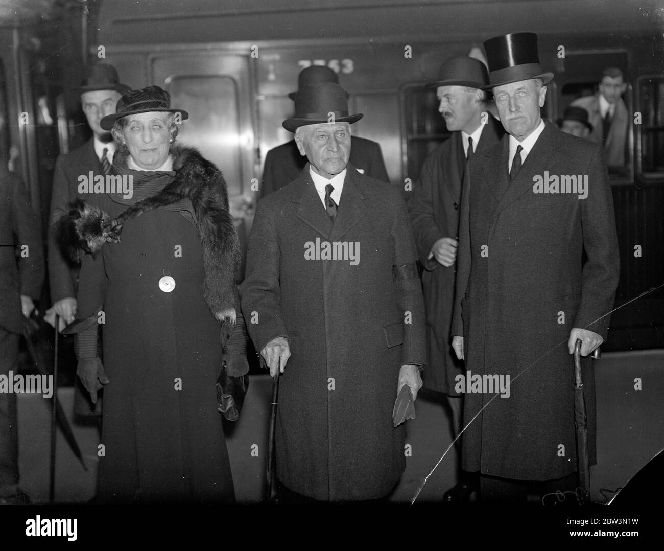 Lady isaacs sir isaac isaacs and lady isaacs hi-res stock photography ...