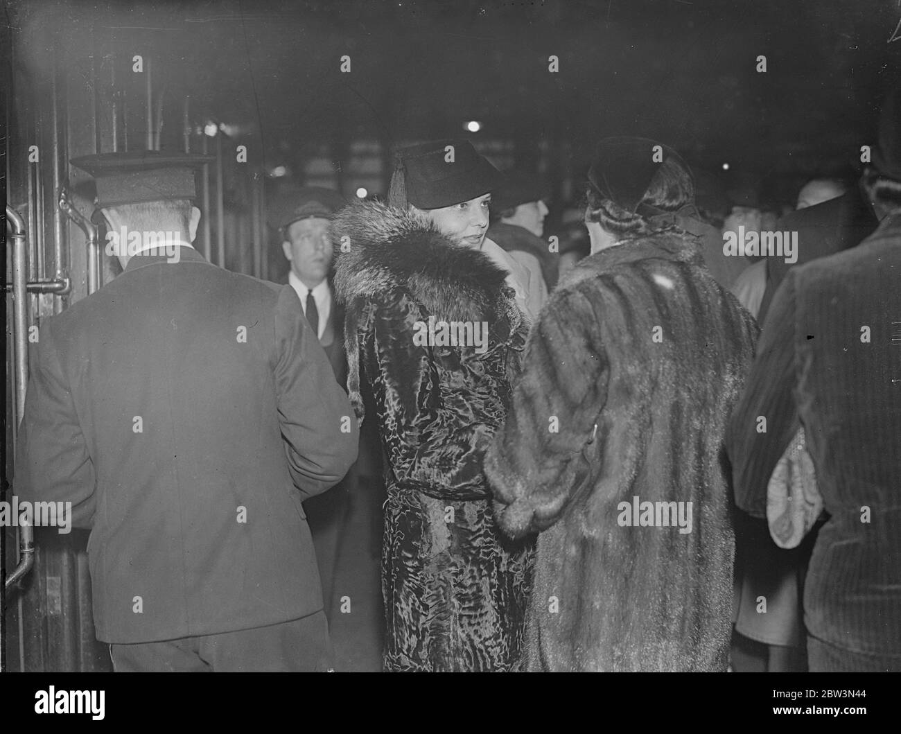 Elissa Landi dashing back to America following mother 's death in ...