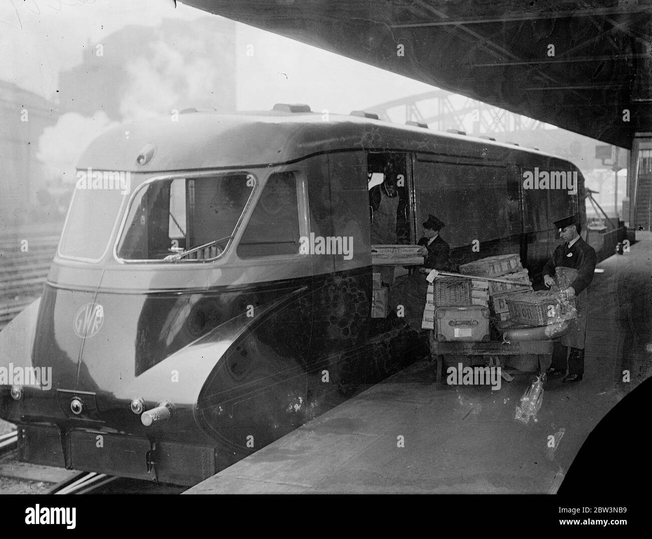 Streamlined rail car leaves Paddington on new parcels service . An ...