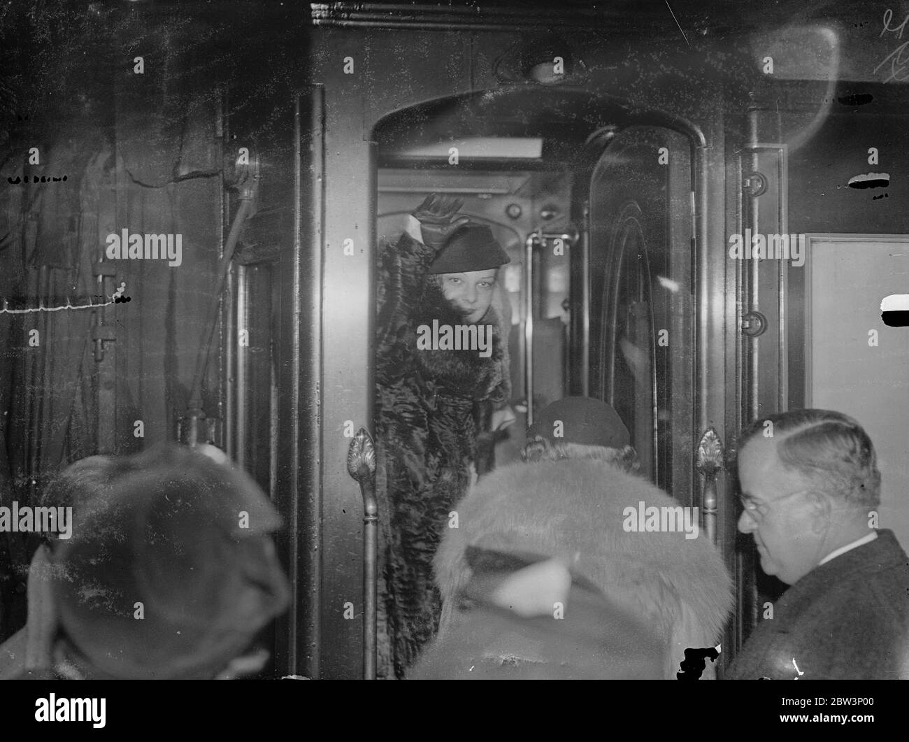 Elissa Landi dashing back to America following mother 's death in ...