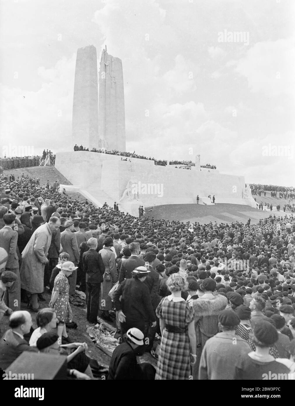 The King Unveils Canada ' s Memorial To War Dead At Vimy Ridge Ex ...