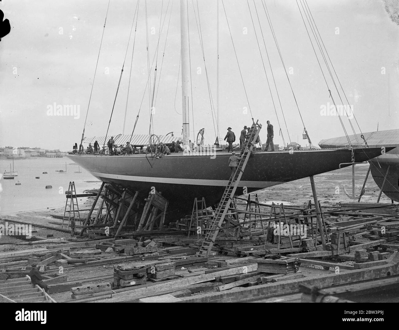 Preparing new ' Endeavour II for her trials . Her 170 foot steel mast ...