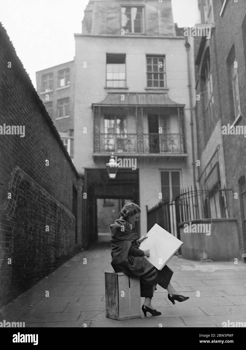 Sketching artist gallery Black and White Stock Photos & Images - Alamy