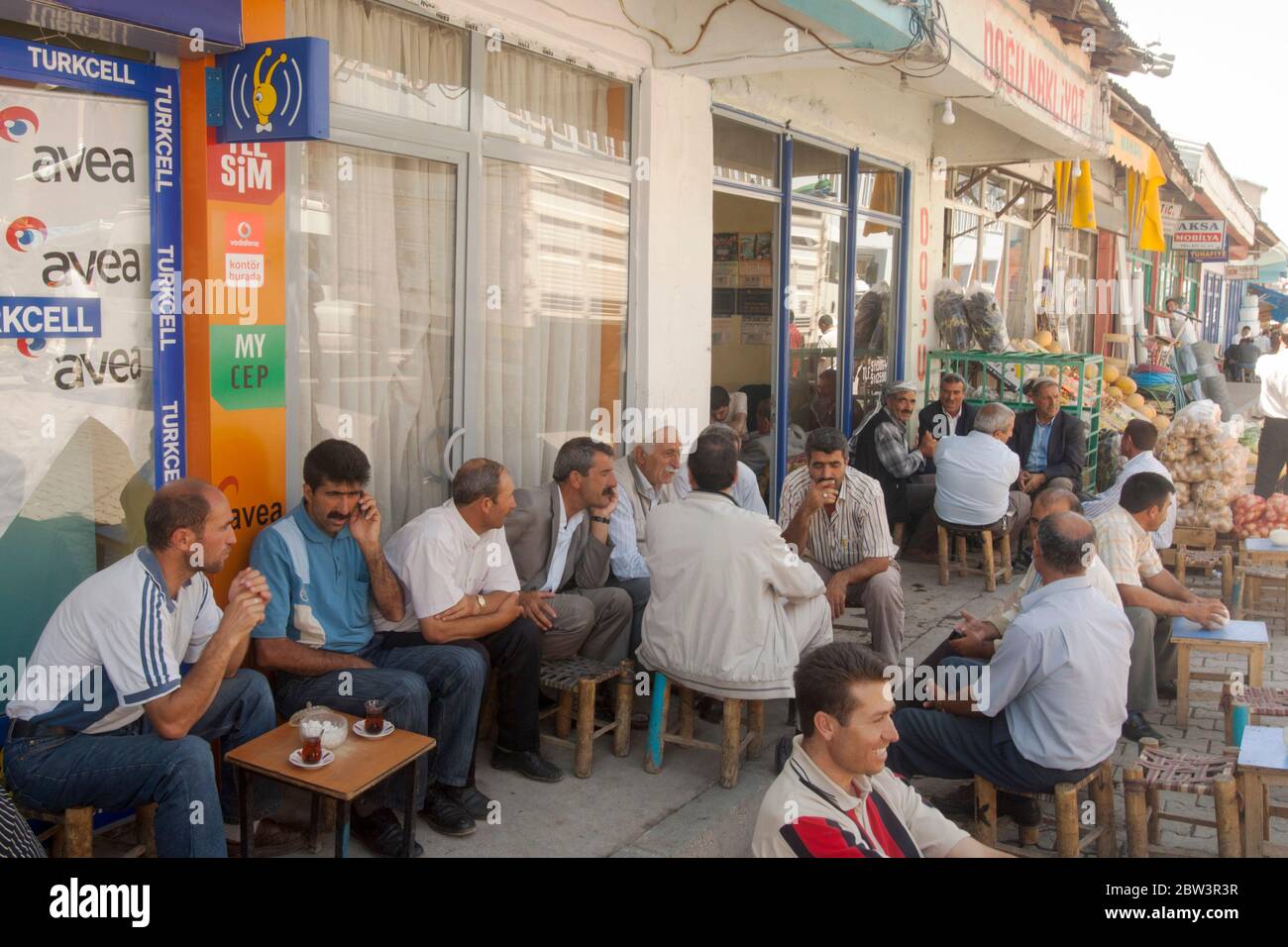Türkei, Ostanatolien, Provinz Bingöl, Kleinstadt Karliova, Männer vor ...
