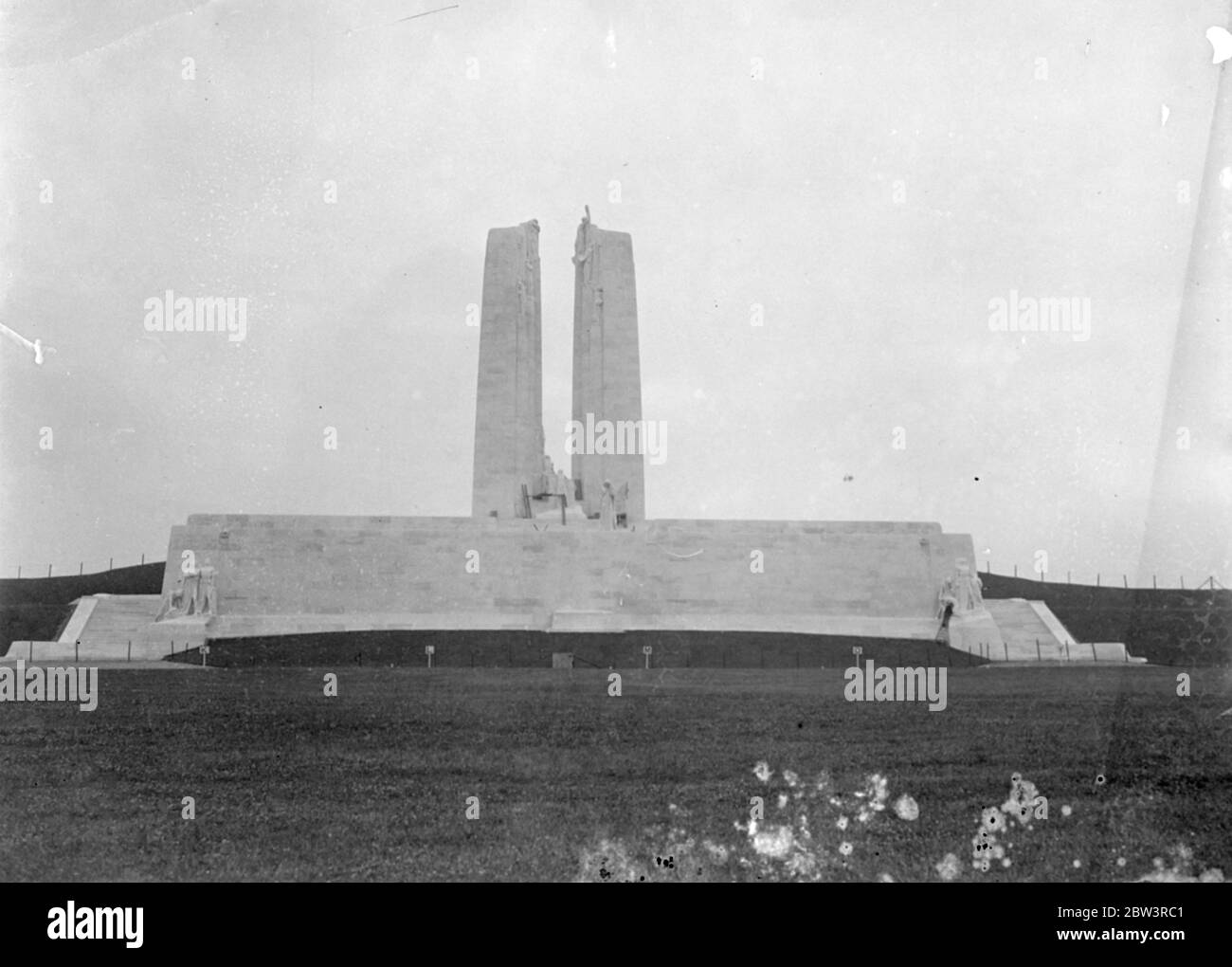 Last-minute preparations at Vimy Memorial for unveiling by the King ...