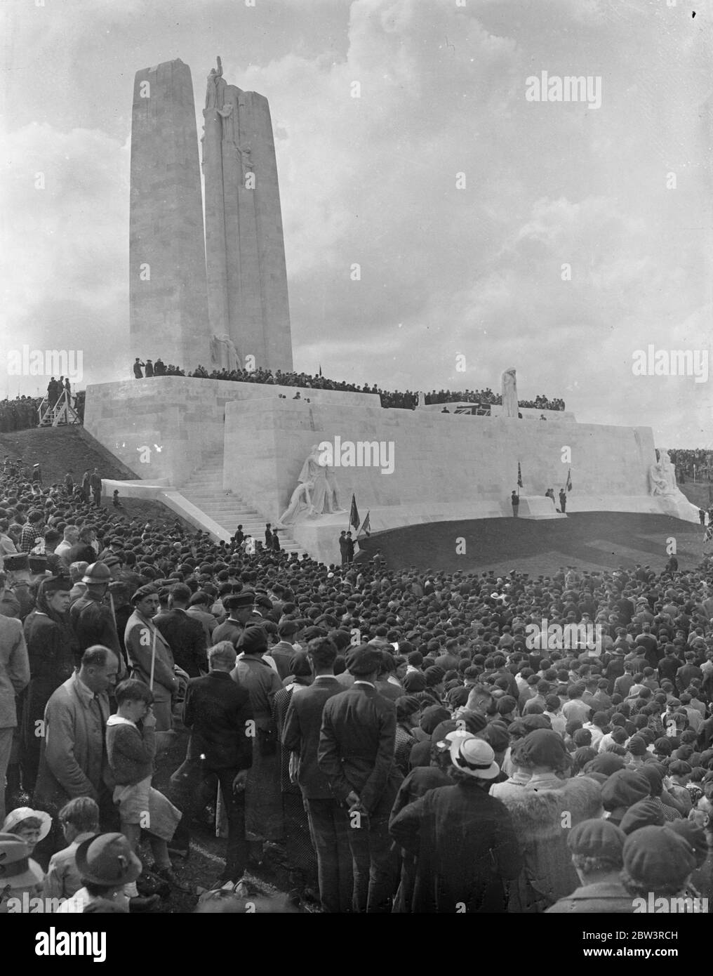The King Unveils Canada ' s Memorial To War Dead At Vimy Ridge Ex ...