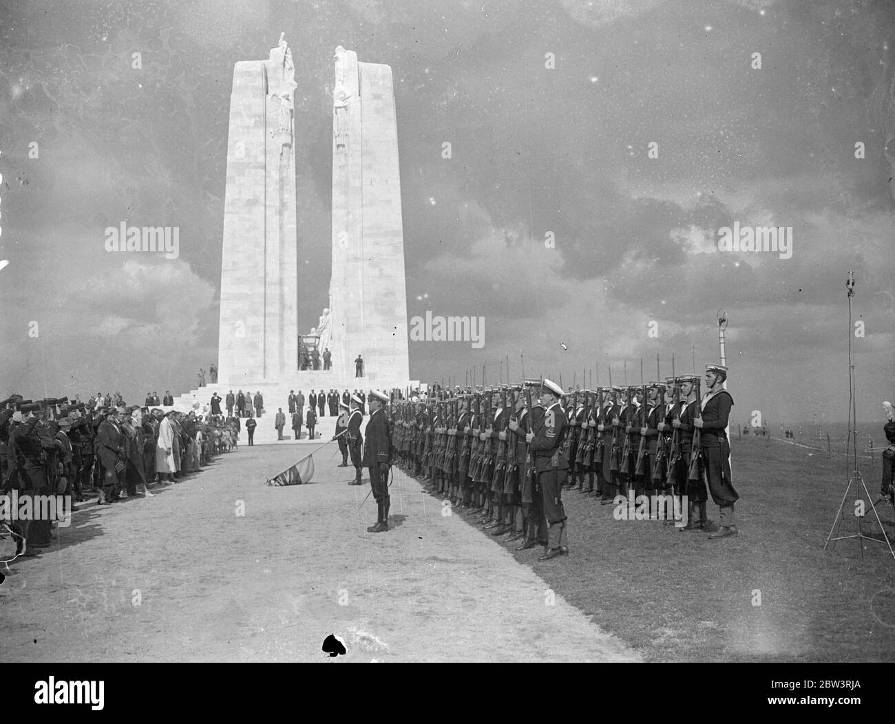 The King Unveils Canada ' s Memorial To War Dead At Vimy Bridge . Ex ...