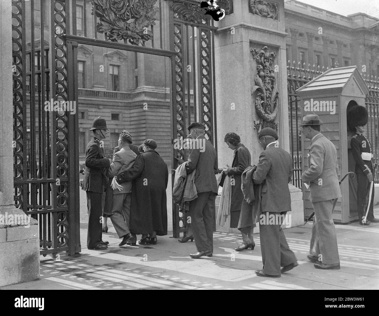 Canadian Pilgrims Guests At Buckingham Palace Garden Party . The ...