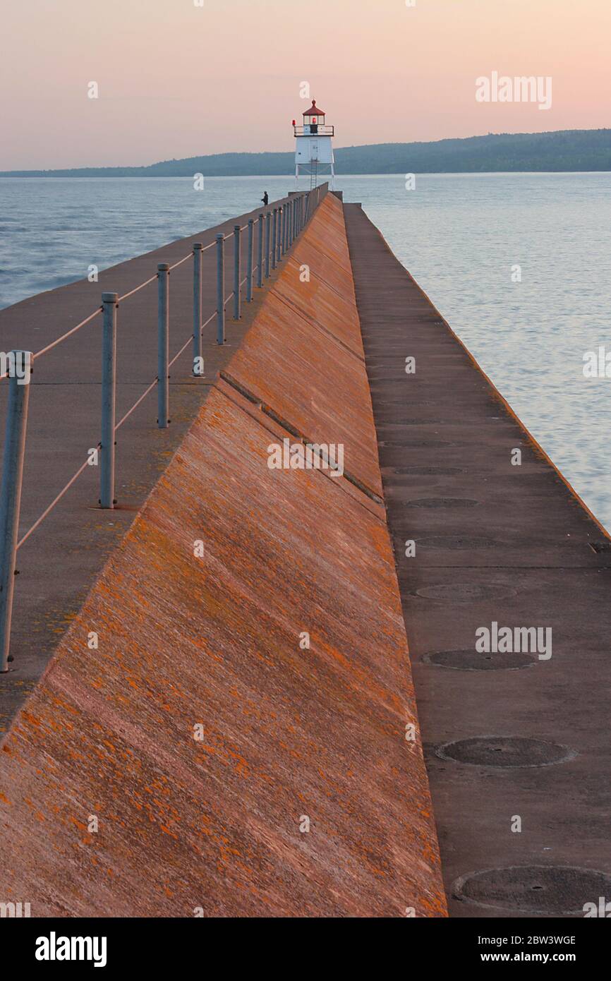 Two harbors minnesota breakwater hi-res stock photography and images ...