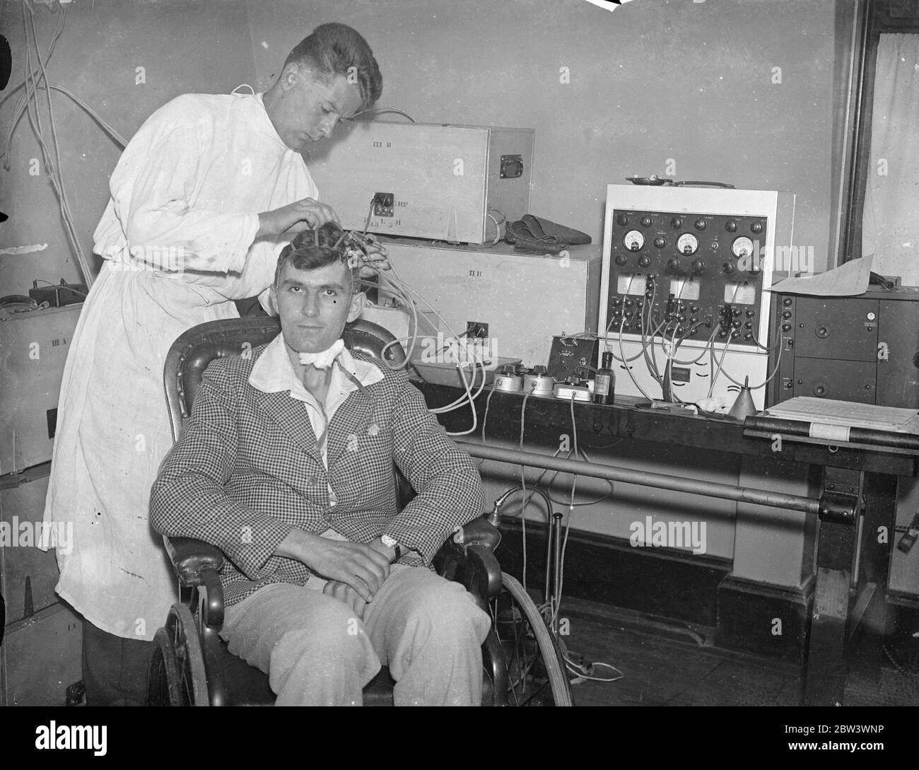 London Scientist Measures Brain Waves . Mr . William Grey Walter , a ...